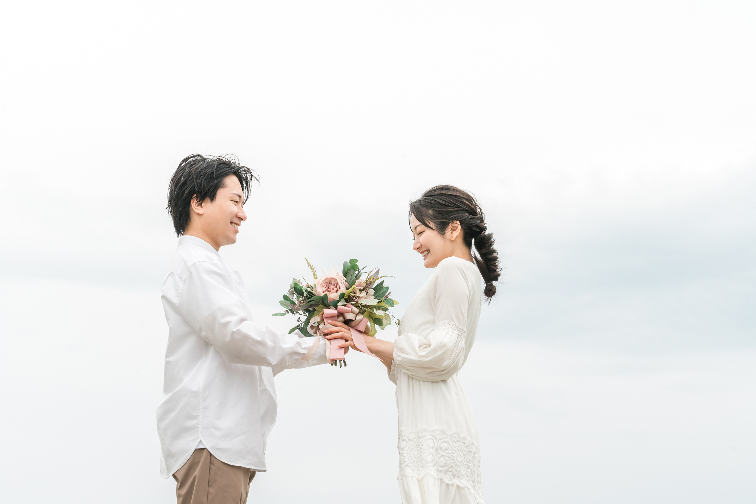 【完全ガイド】結婚が決まったらやるべきこと｜婚約から結婚式までの準備リストとポイントまとめ｜Movers（ムーバース）
